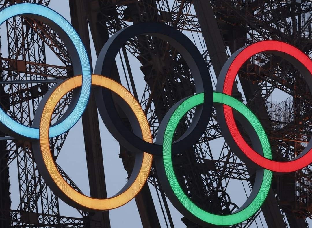 Los cinco aros olímpicos, entrelazados y colocados en dos filas, son el ...